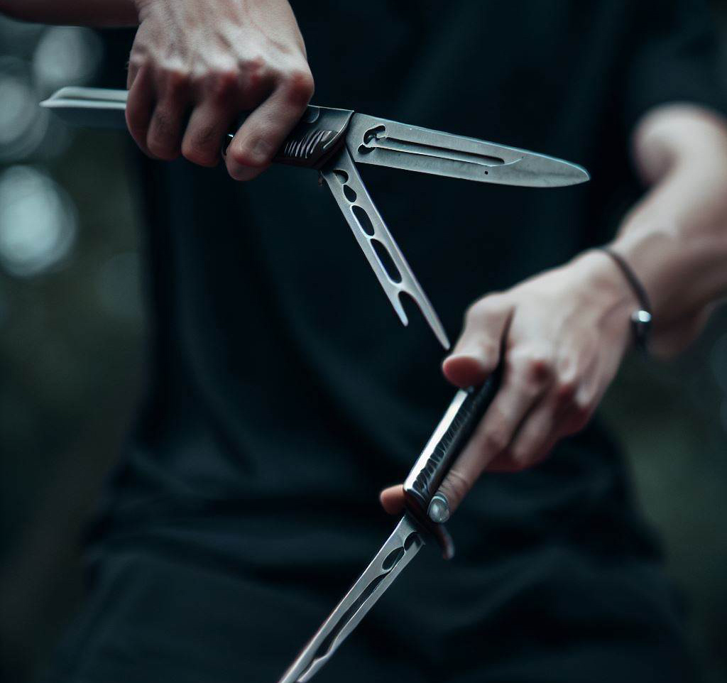 Knife Balisong: Mastering the Butterfly Knife By Di'Casteel